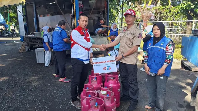 Tanggap Bencana, Pertamina Peduli Salurkan Bantuan untuk Korban Banjir di Mataram - Bisnis ...