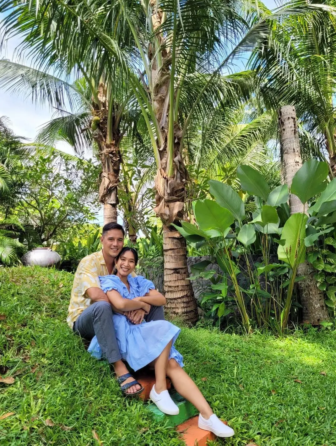 13 Tahun Nikah, Potret Harmonis dan Mesra Happy Salma dan Suami - Photo Fimela.com