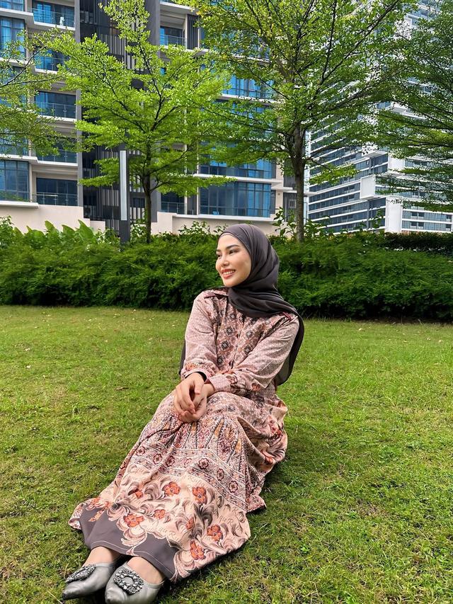 4 Potret Model Gamis Batik Dara Arafah, Inspirasi Tampil Anggun dan Modern