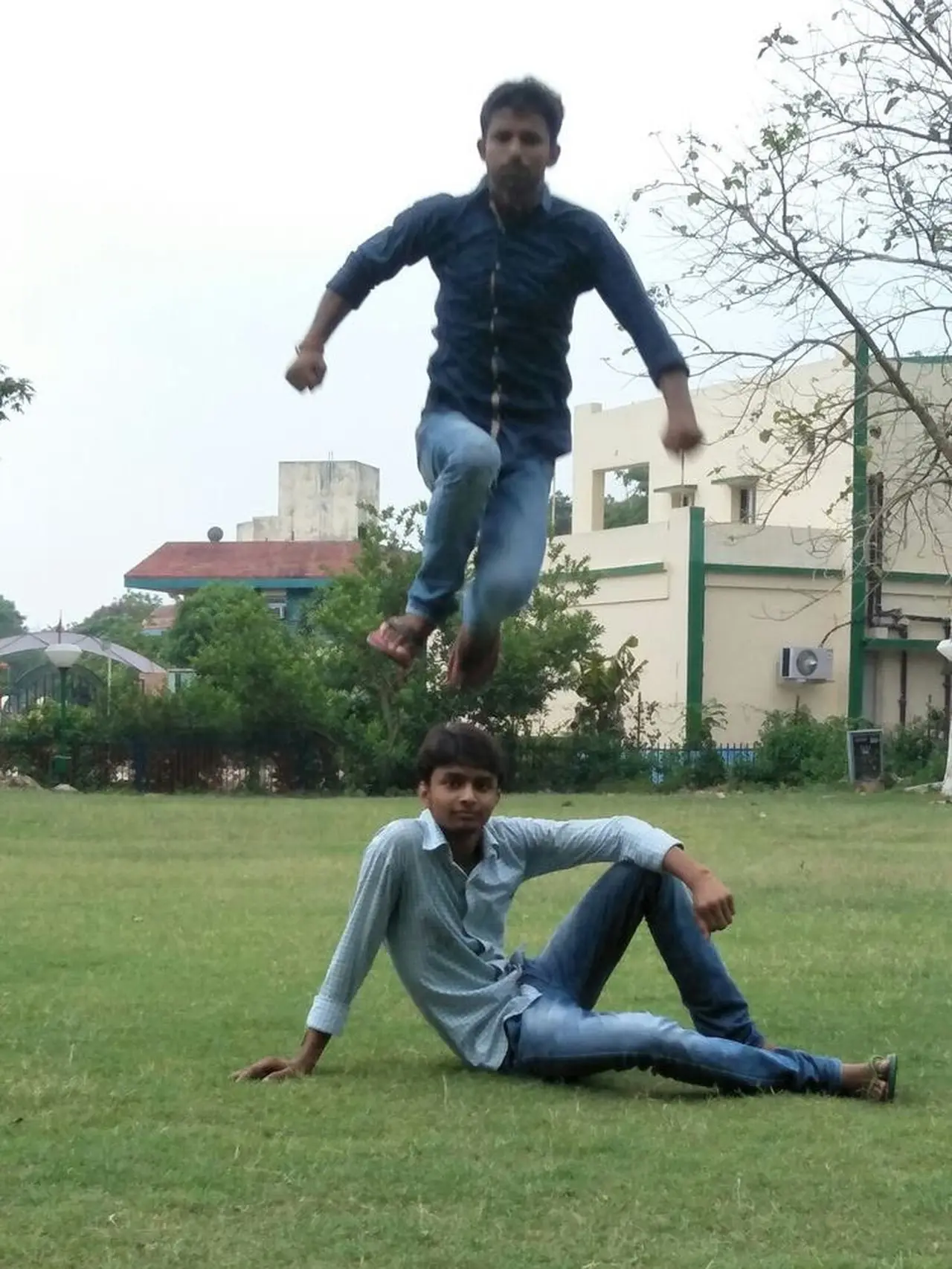 7 Inspirasi Foto Berdua ala Cowok Ini Posenya Bikin Senyum-Senyum - Hot ...