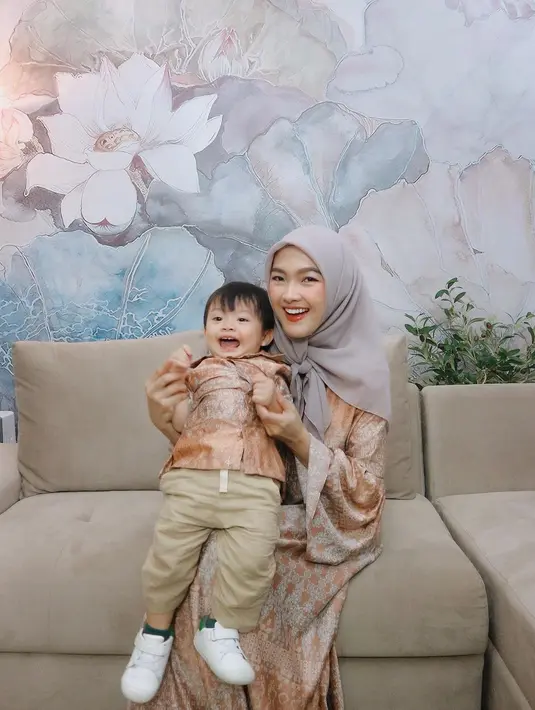 FOTO: Penampilan Baru Ana Riana saat Berhijab, Makin Cantik - Foto Liputan6.com