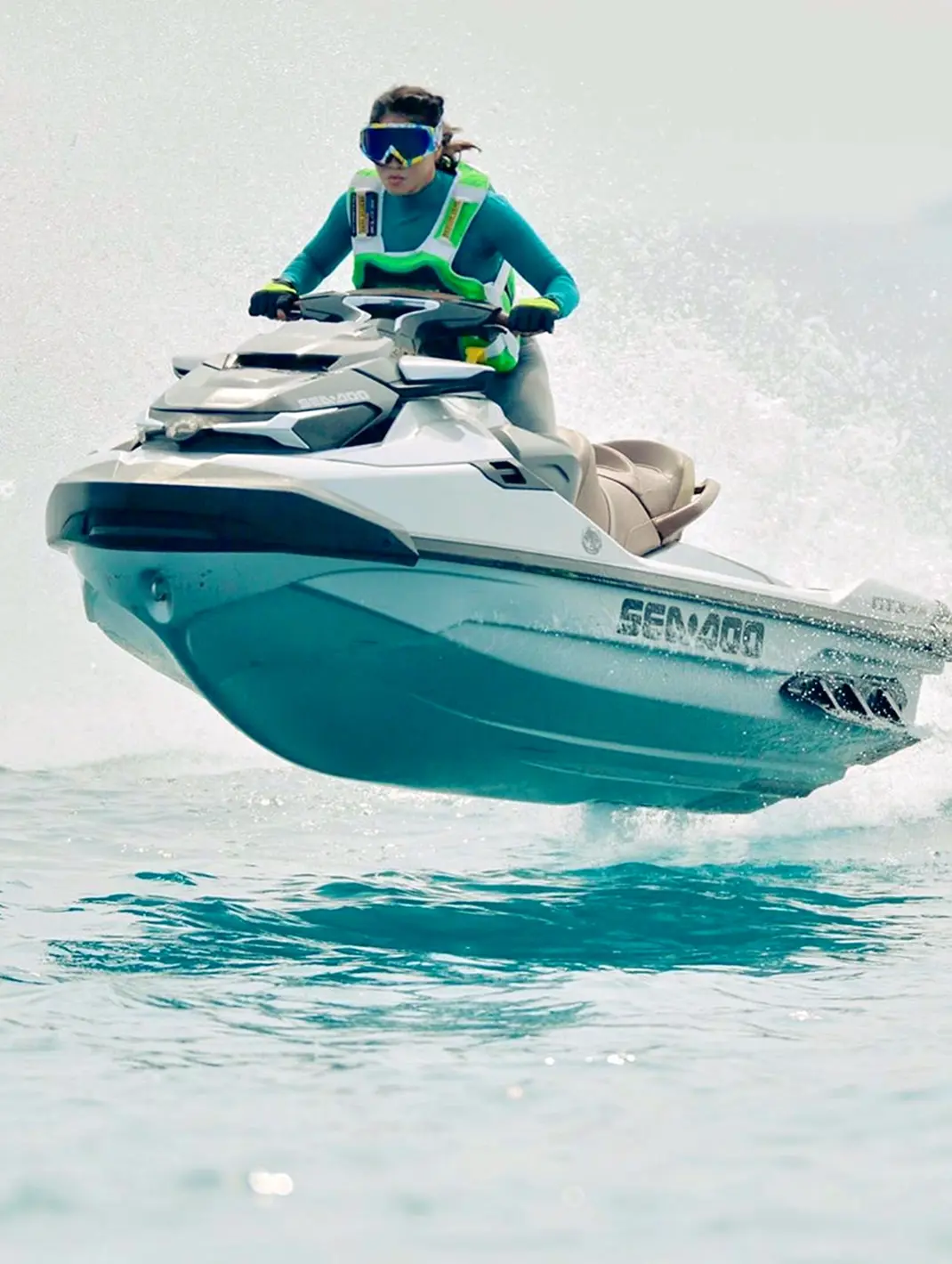 FOTO: Momen Seru Kerenina Sunny Main Jet Ski di Pulau Seribu - Foto ...