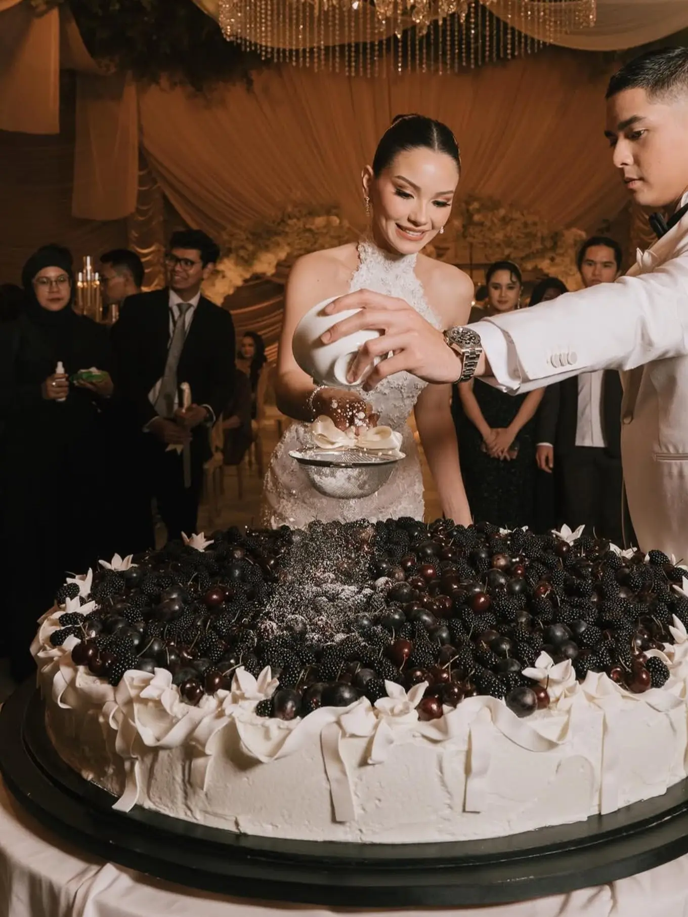 Momen Alyssa Daguise dan Al Ghazali Tabur Gula Halus di Kue Pernikahan ...