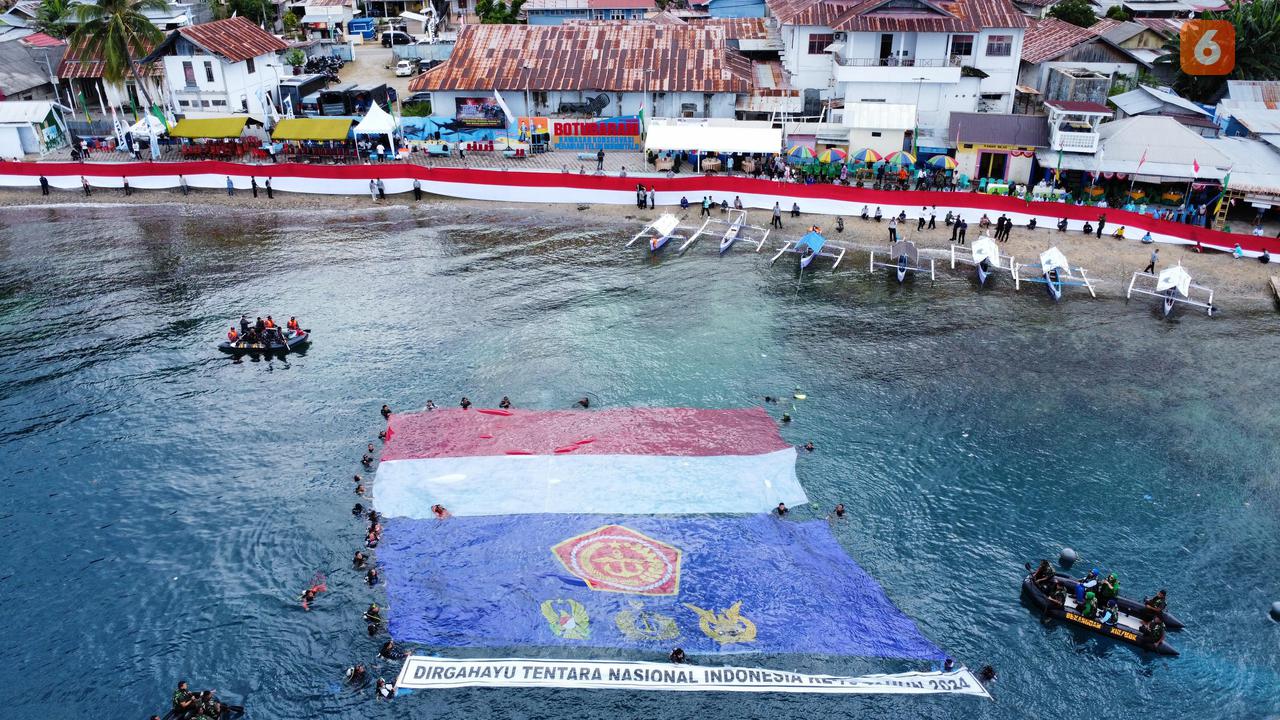 Bendera Merah Putih Berkibar di Bawah Laut Wisata Hiu Paus Jelang HUT TNI