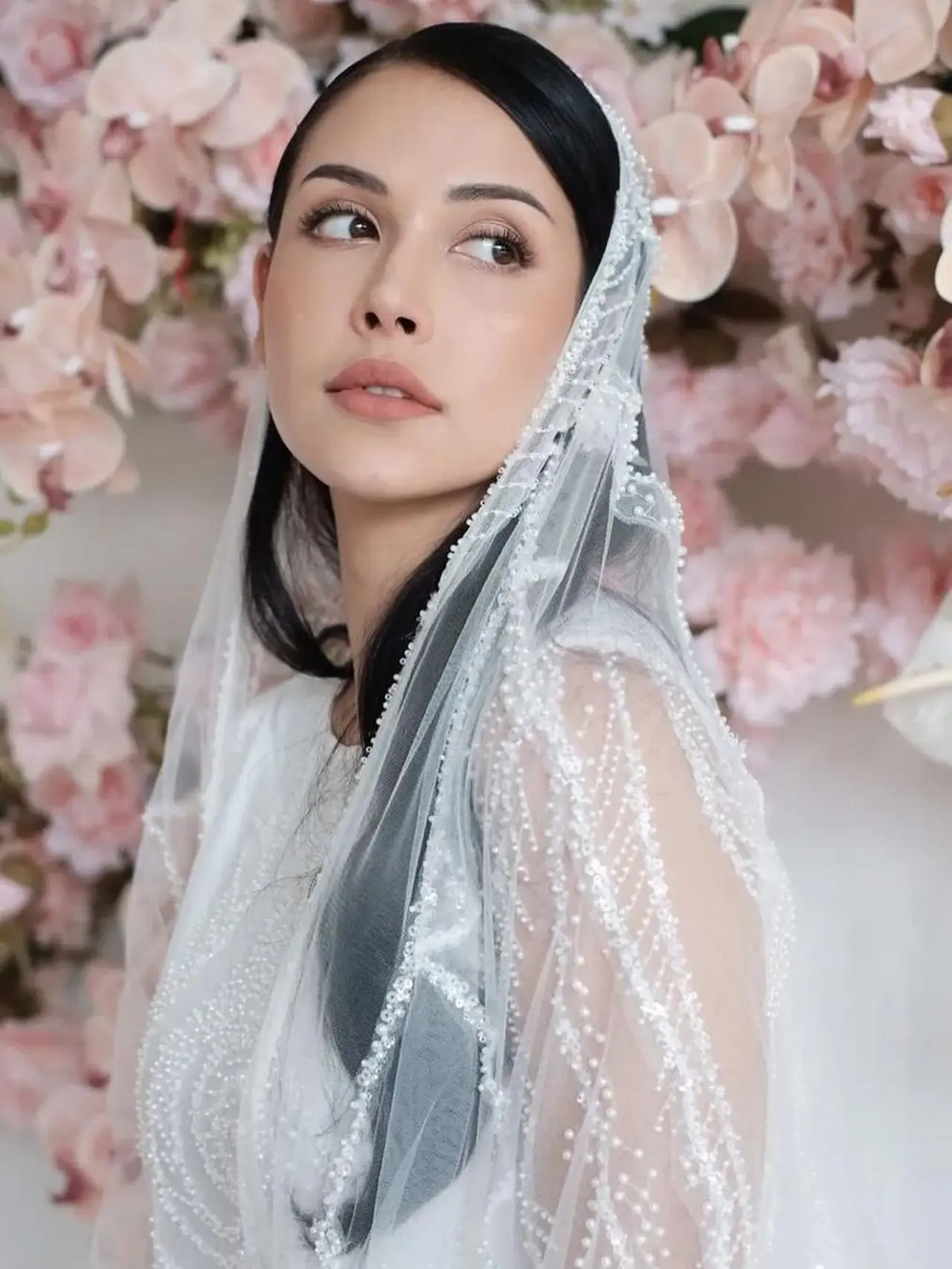 6 Potret Estelle Linden Pakai Kerudung, Memesona Bikin Pangling - Hot ...