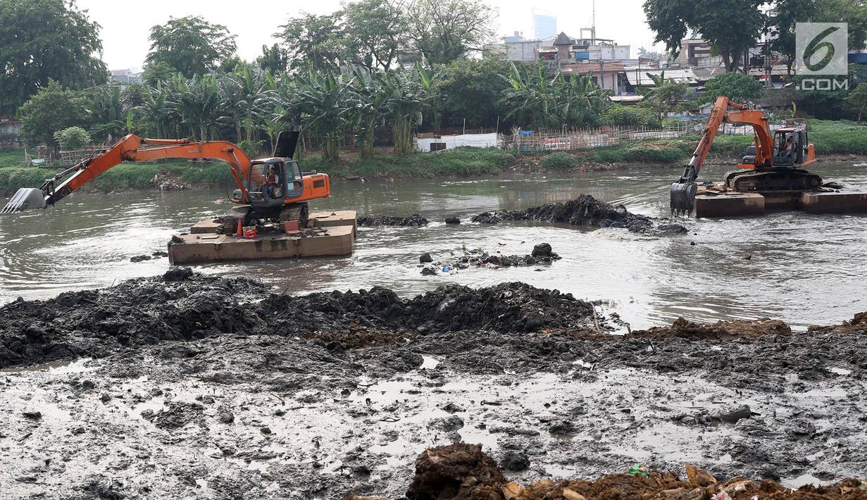 PHOTO: Antisipasi Banjir, Lumpur Banjir Kanal Barat Dikeruk - Foto Liputan6.com