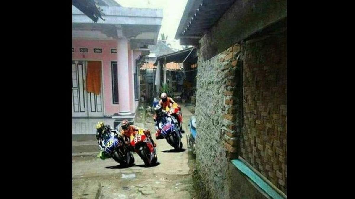 Meme Otomotif Pekan Ini: Rossi Balapan di Gang Senggol