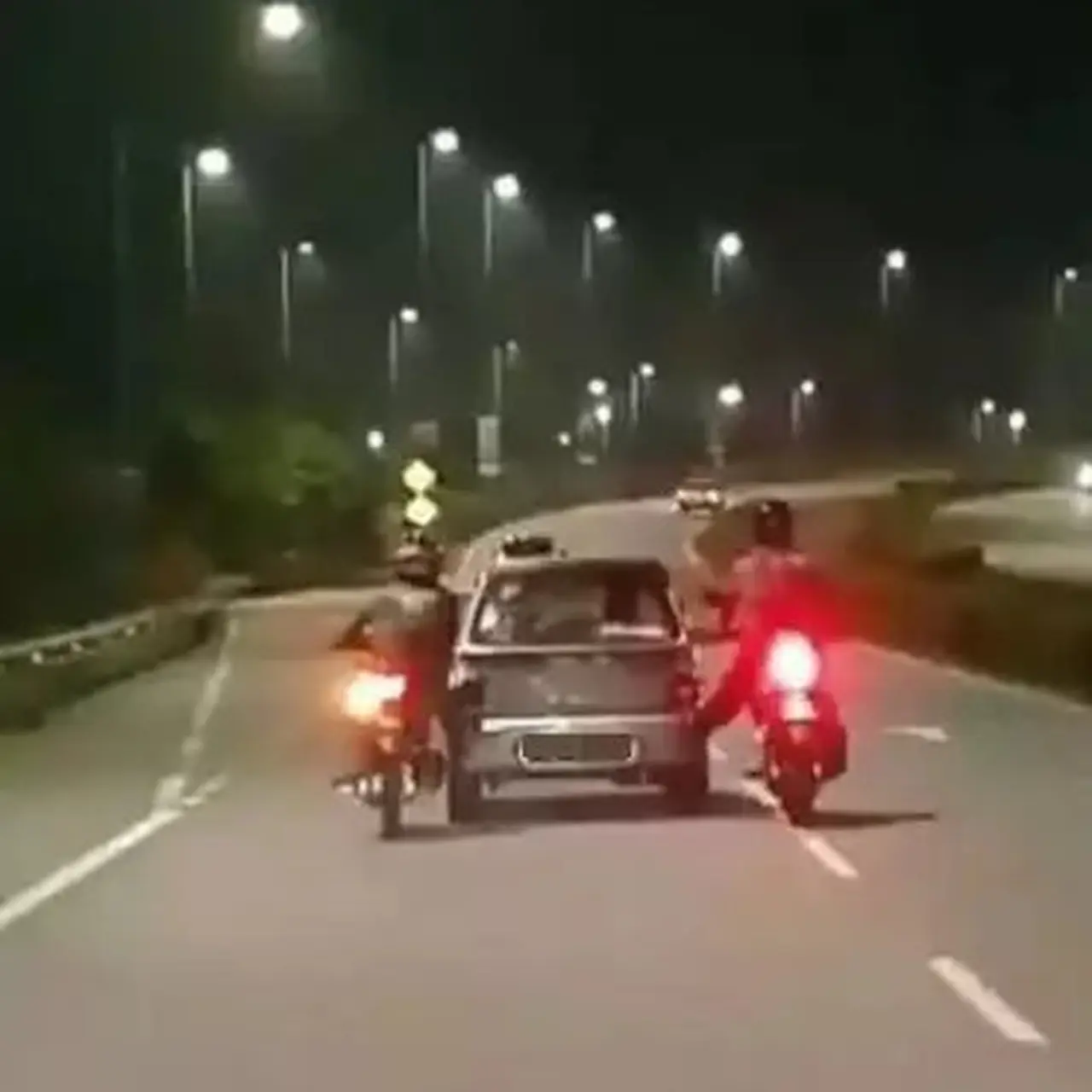 6 Potret Aksi Pemotor Dorong Mobil Mogok Pakai Kaki Ini Bikin Tepuk ...