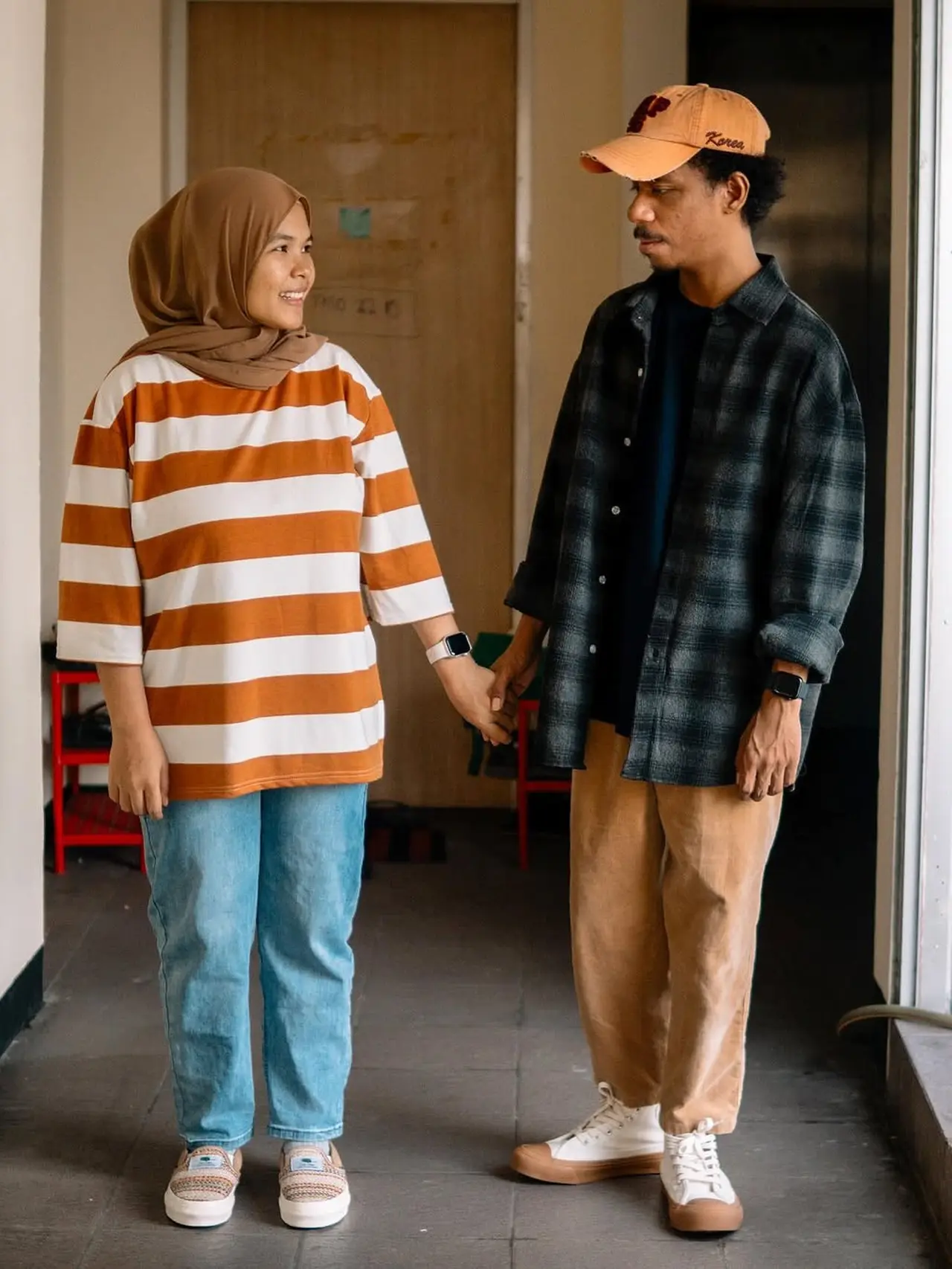 6 Potret Raim Laode dan Istri, Film Komang Sukses Tembus 2 Juta ...