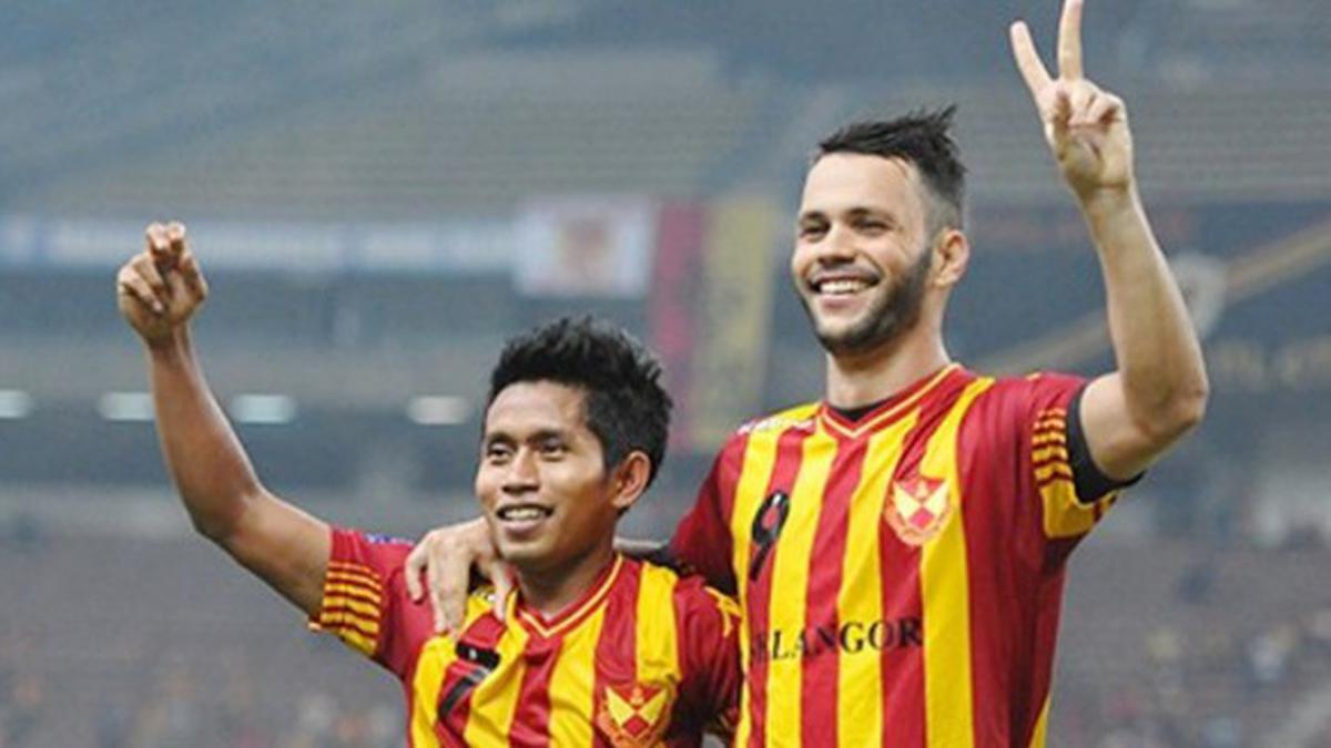 Andik Pamer Bendera Indonesia di Selebrasi Juara Selangor - Bola ...