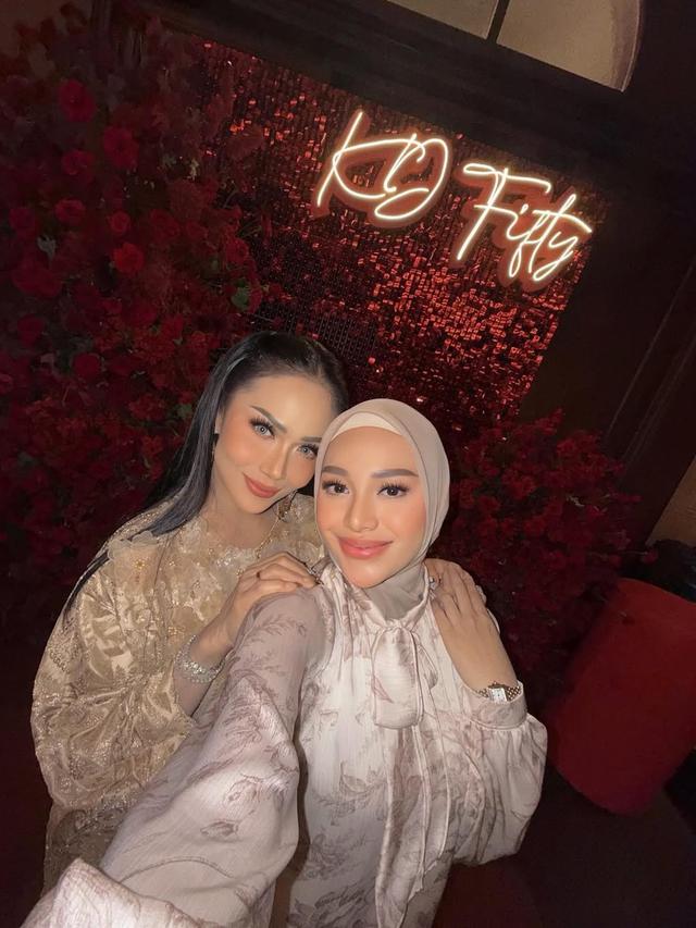 Model Blouse Motif Bunga ala Aurelie Hermansyah, Gaya Kasual yang ...