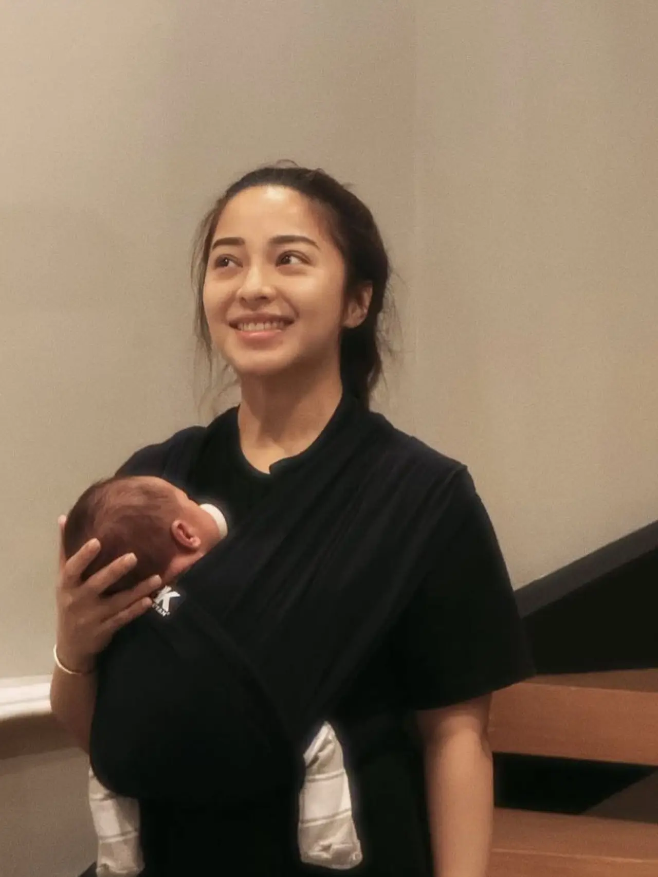 6 Potret Haru Keluarga Nikita Willy dan Indra Priawan Rayakan Sebulan ...