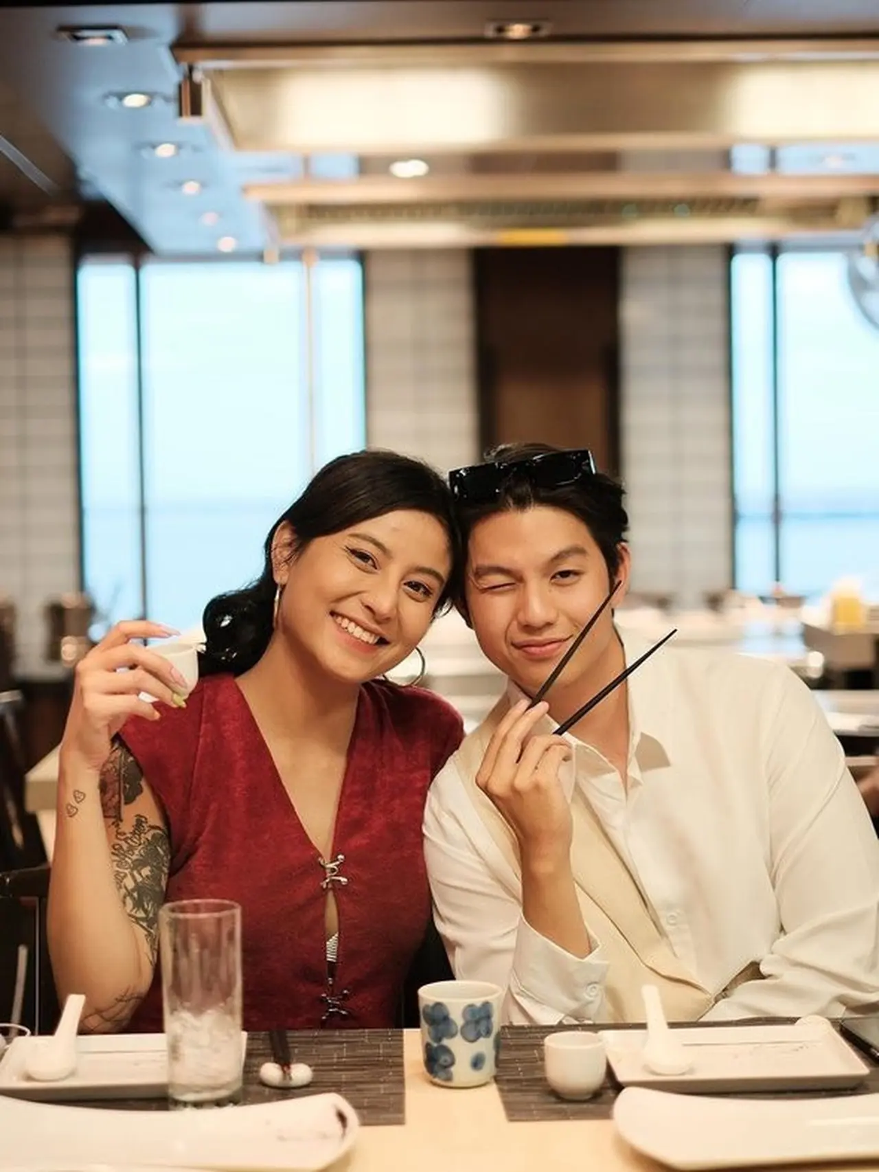 Romantis Walaupun Beda Agama, Ini 6 Potret Kebersamaan Awkarin dan ...