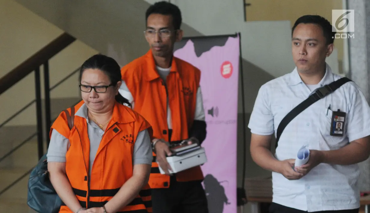 FOTO: Ekspresi Dua Tersangka Kasus Suap Imigrasi Mataram Usai Diperiksa KPK - Foto Liputan6.com