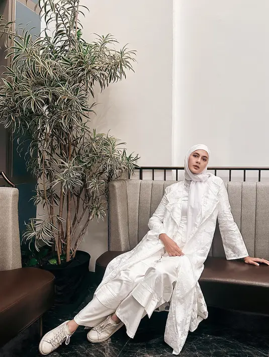 Potret Paula Verhoeven Cantik Berhijab Setelah Umrah - Foto Liputan6.com