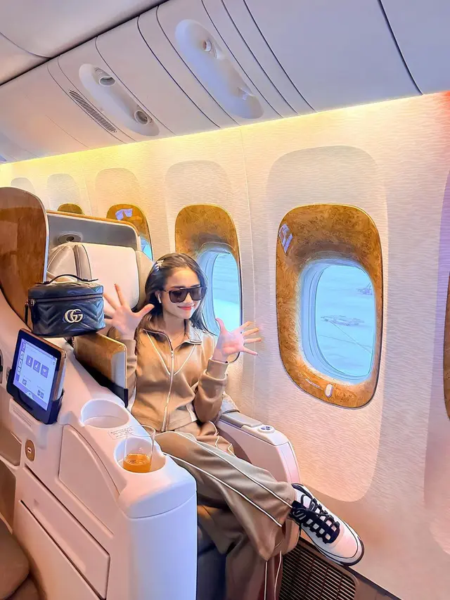 8 Momen Fuji, Nikita Mirzani dan Clara Shinta Liburan Bareng ke Paris ...