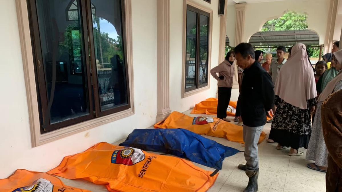 Data Terbaru Korban Banjir Agam: 60 Orang Meninggal Dunia, 69 Hilang ...
