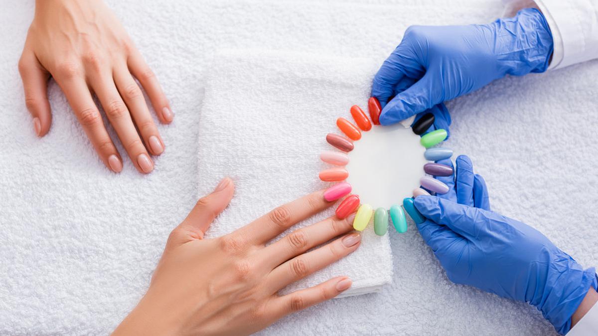 6 Cara Menggunakan Kuku Palsu yang Mudah, Aman dan Rapi