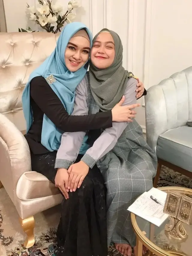 Mantap Berhijab, Ini 7 Potret Zeda Salim yang Jarang Tersorot - Hot ...