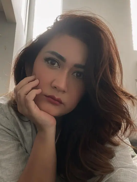 Potret Close Up Nafa Urbach Memukau di Umur 42 Tahun, Hot Mom Menawan - Foto Liputan6.com