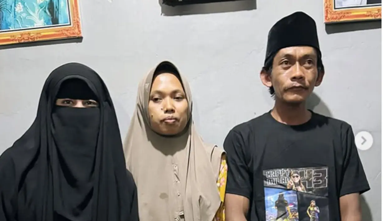 Potret Umi Pipik Temui Sunhaji Penjual Es Teh, Terbang ke Magelang Usai Mengisi Kajian - Page 1 ...