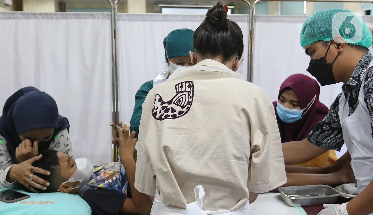 FOTO: Sunatan Massal Peringati Hari Kesehatan Nasional - Foto Liputan6.com