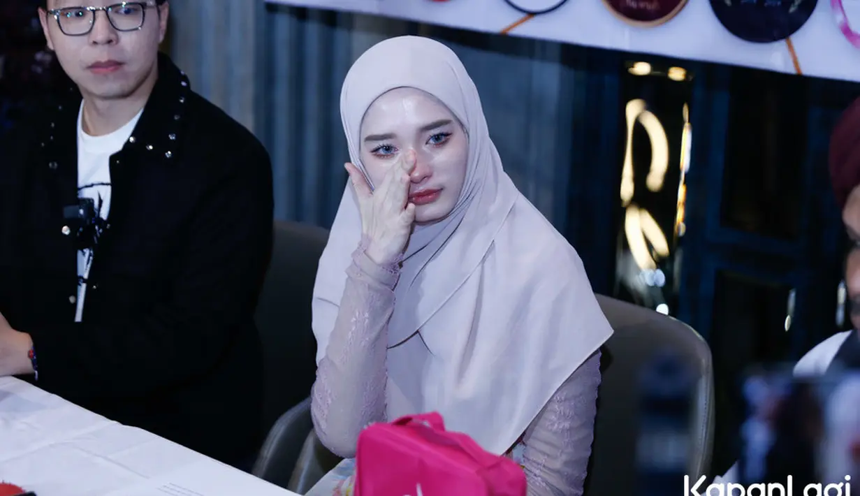 Potret Inara Rusli Lepas Cadar, Putuskan Kembali Bekerja Demi Anak - Photo Fimela.com