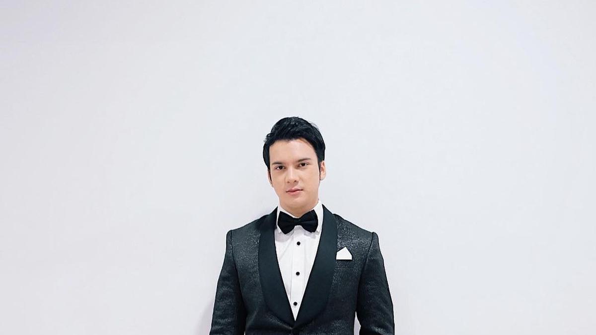 Penampilan Endy Arfian Saat Reading Naskah Film Dosen Ghaib, Rambut ...