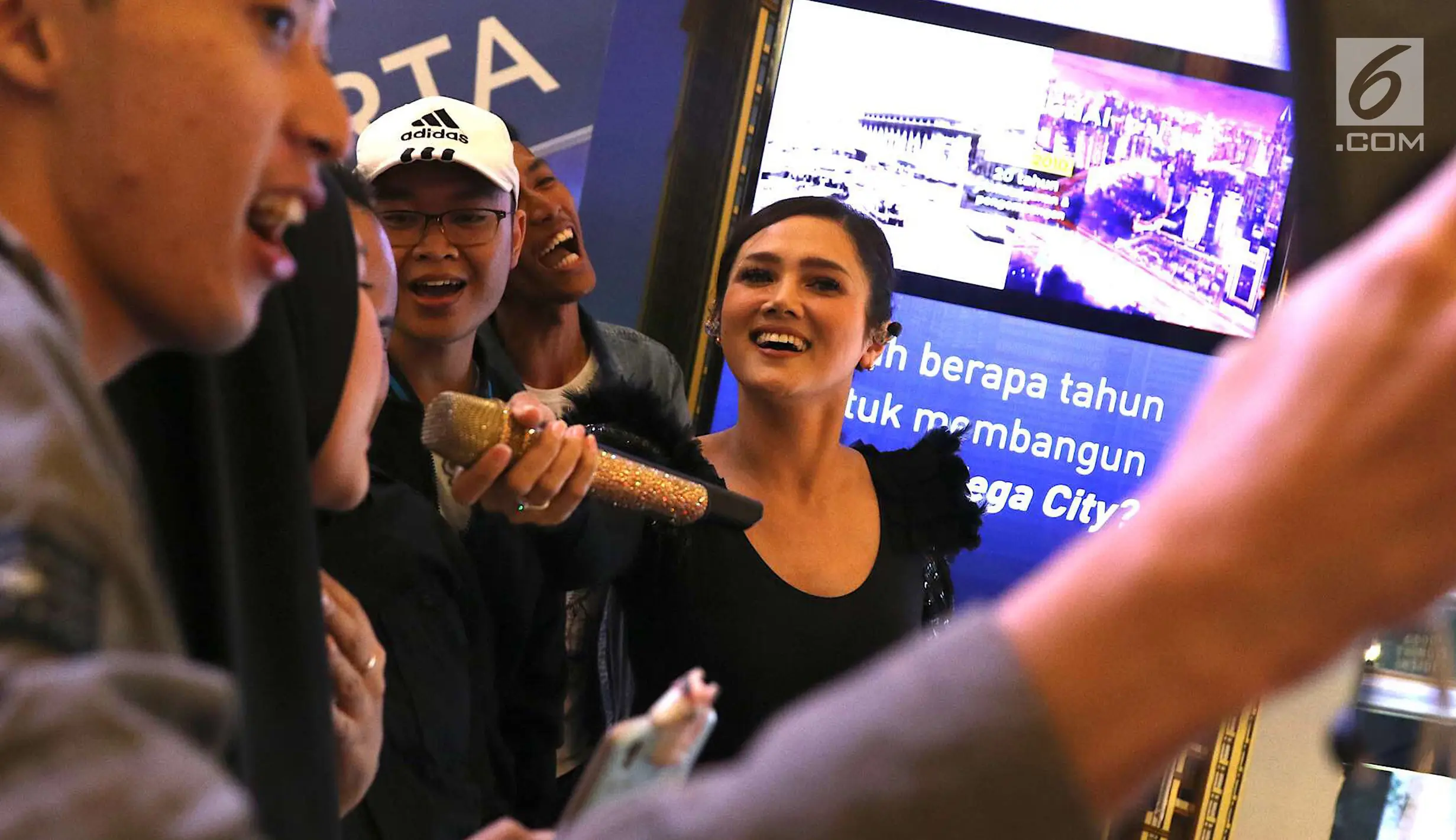 FOTO: Penampilan Mulan di Peluncuran Album Barunya - Foto Liputan6.com