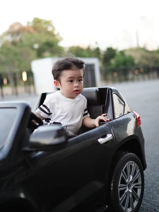 7 Potret Imutnya Raphael Moeis Saat Naik Mobil Mininya - Hot Liputan6.com