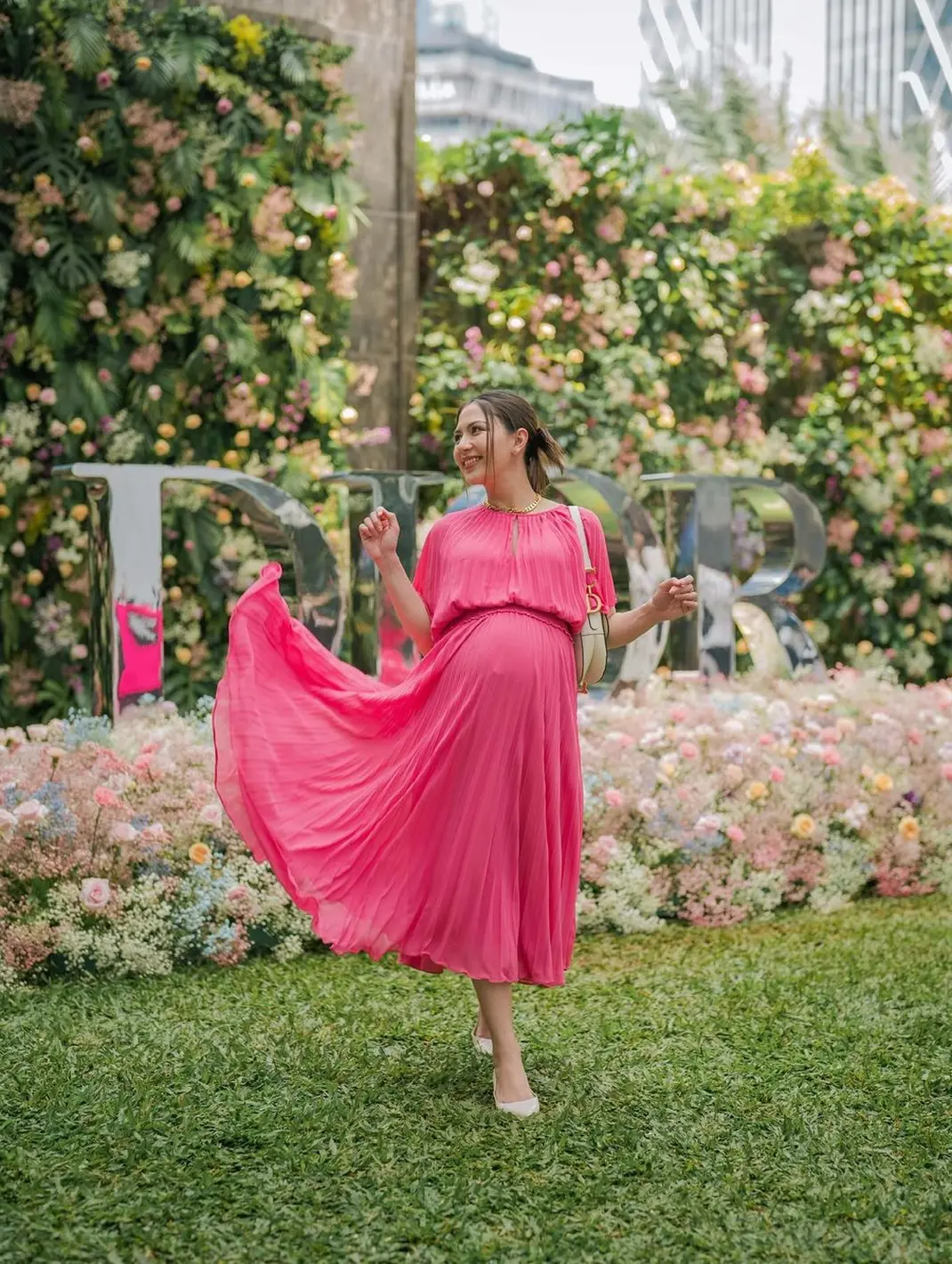 6 Gaya Romantis Bumil Jessica Mila dengan Dress Pink Cerah yang ...