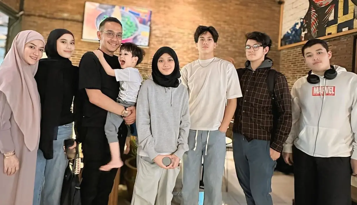 Potret Lyra Virna dan Fadlan Muhammad Bareng 6 Anaknya, Menawan Semua - Foto Liputan6.com