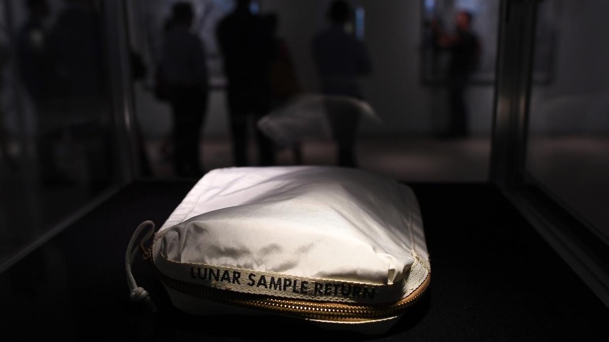 Tas Bersejarah Neil Amstrong yang Dibawa ke Bulan Dilelang Rp 24 Miliar ...