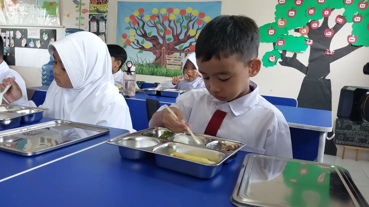 Apa Itu Makan Siang Gratis? 10 Manfaat Program MBG untuk Anak Sekolah ...