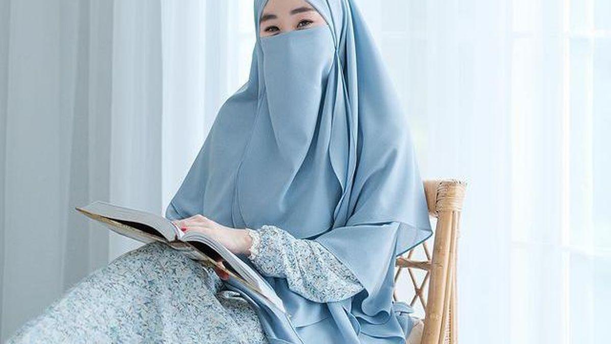 8 Pilihan Outfit Hijab Bercadar 2025 agar Tampil Modis dan Fashionable ...