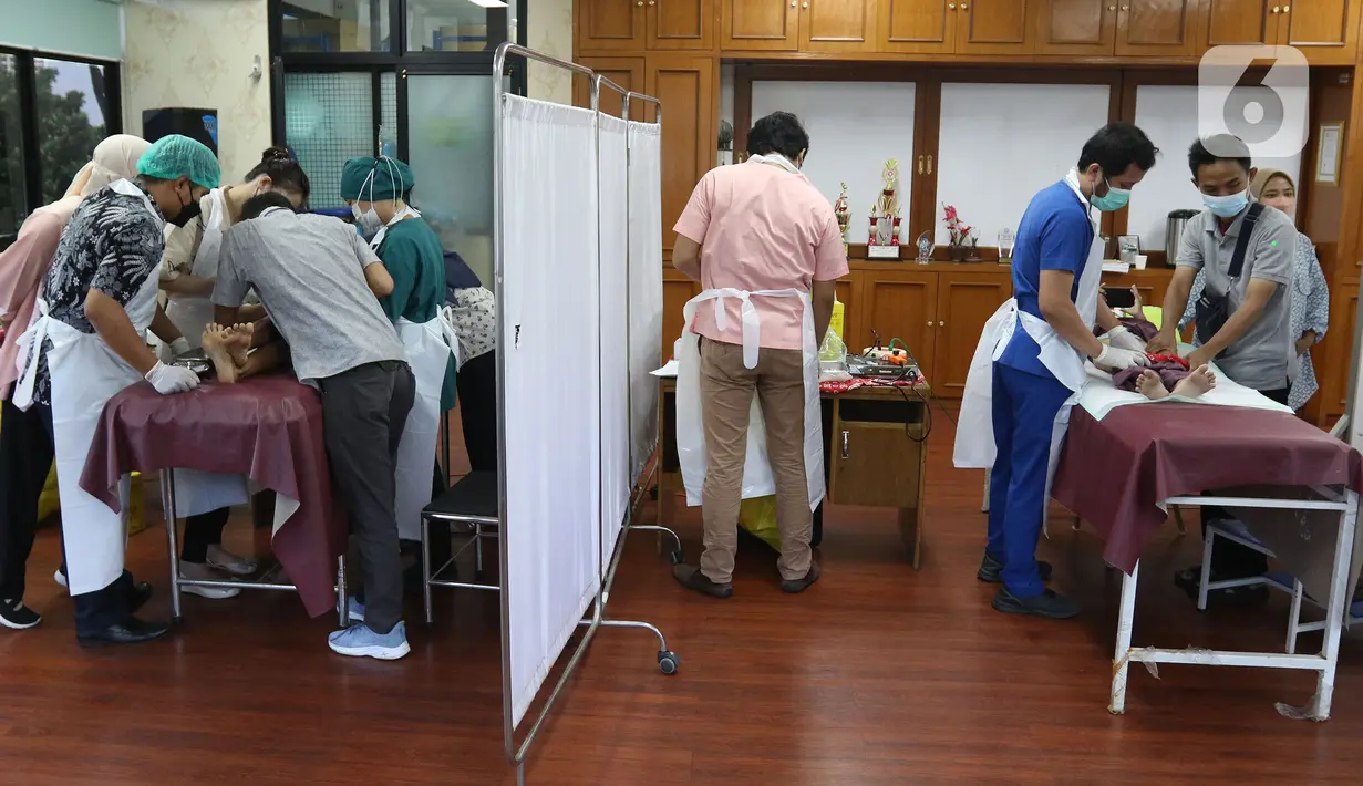 FOTO: Sunatan Massal Peringati Hari Kesehatan Nasional - Foto Liputan6.com