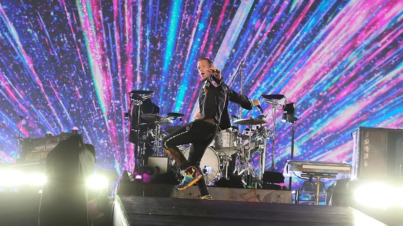Fakta di Balik Gelang Wristband Konser Coldplay yang Harus Dikembalikan