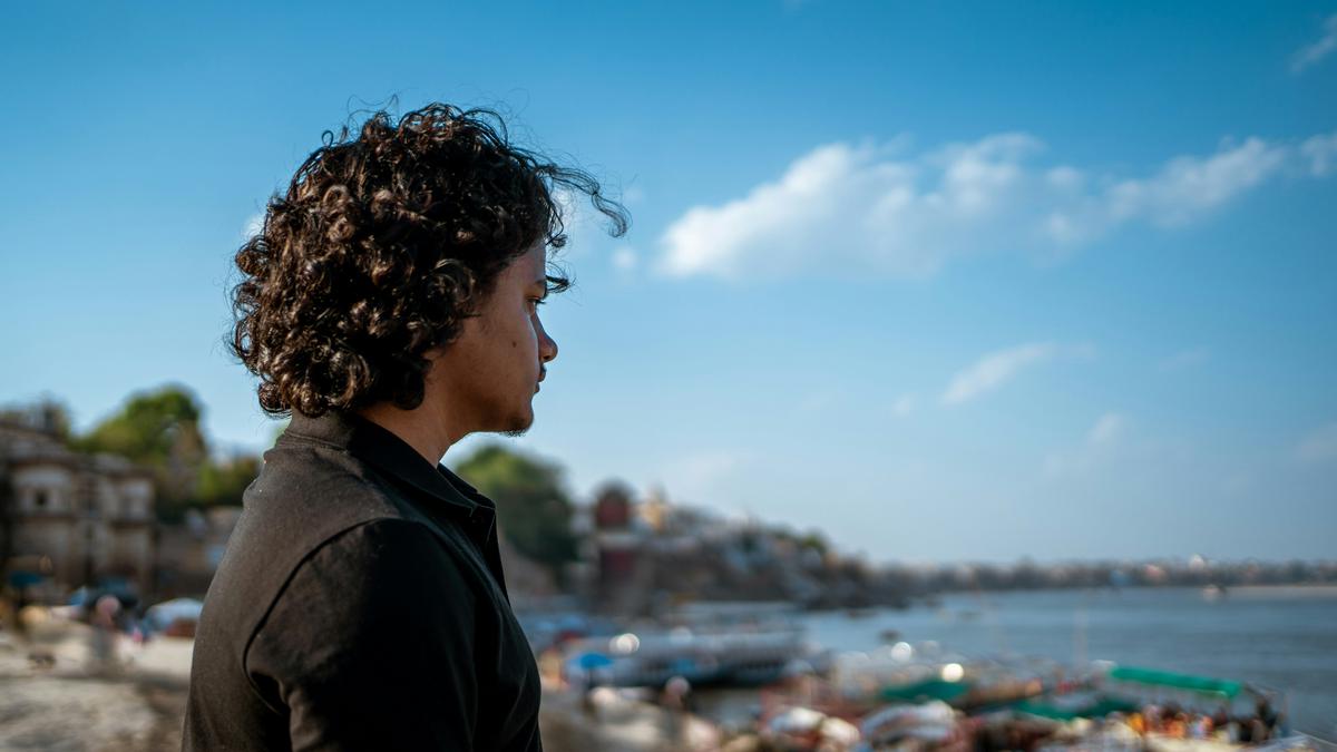 8 Model Gaya Rambut Pria Berambut Keriting, Buat Penampilan Lebih Keren ...