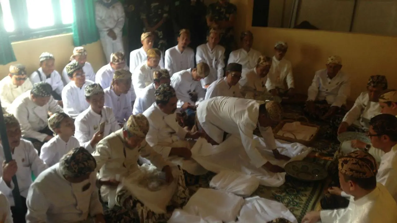 Makna di Balik Tradisi Siraman Panjang Jelang Maulid Nabi di Keraton Kasepuhan Cirebon - Islami ...