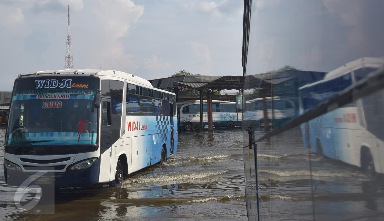 Banjir Rob Rendam Terminal Terboyo Semarang - Foto Liputan6.com