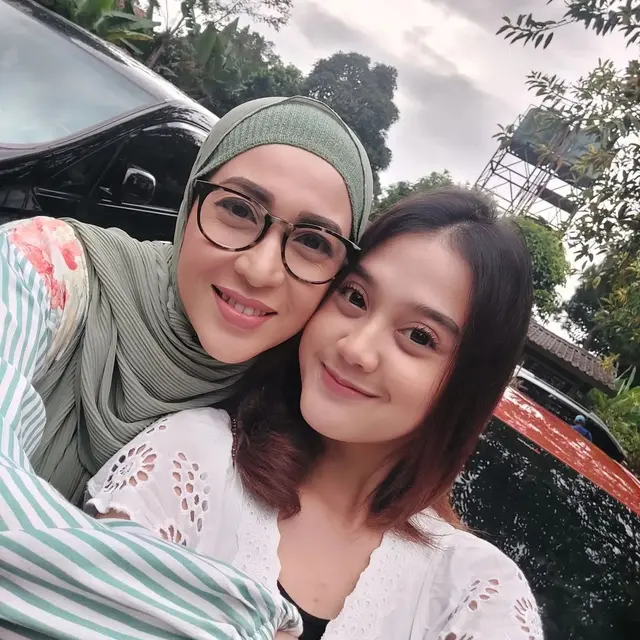 6 Potret Kebersamaan Devi Permatasari dan Esta Pramanita, Bak Kakak ...