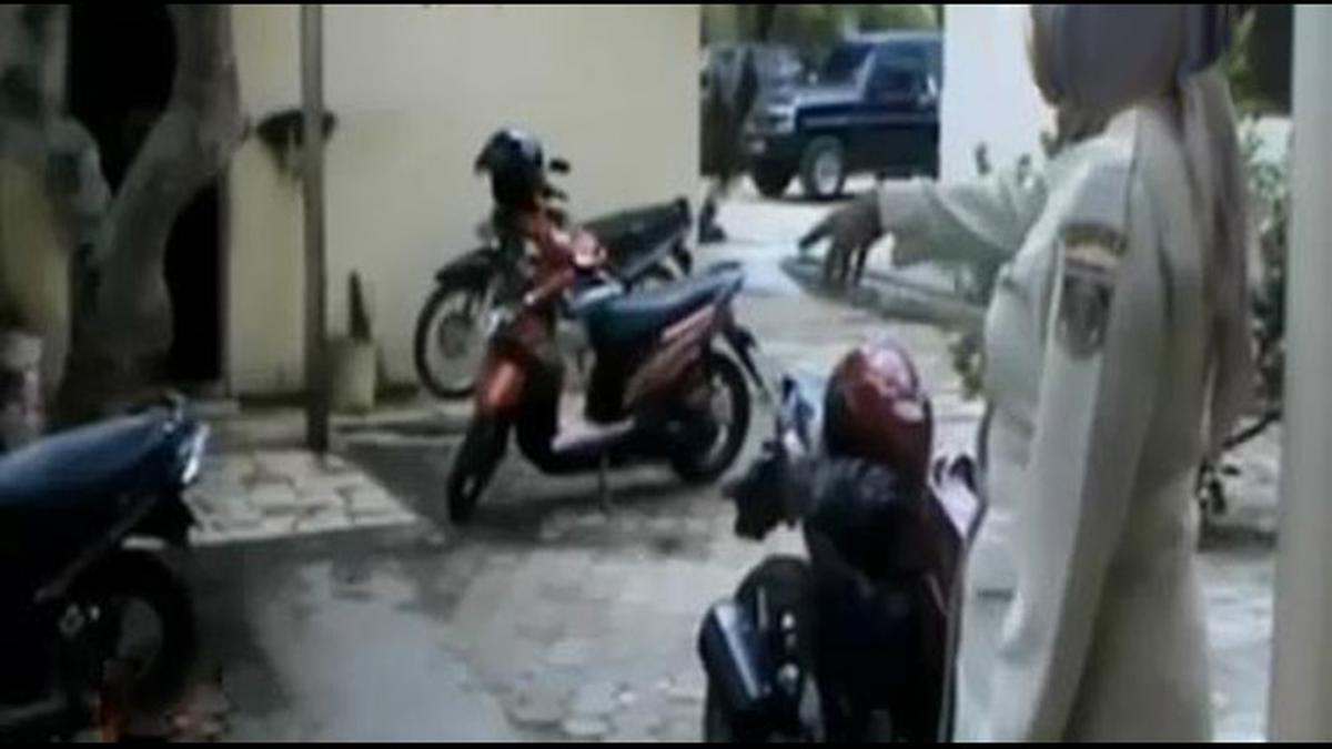 Perempuan Berseragam Satpol PP di Mamas Curi Motor - Video Liputan6.com
