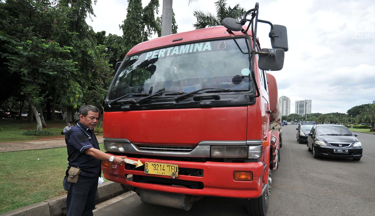 FOTO: Kondisi Dua Truk Tangki Pertamina Pasca Dibajak Pendemo - Foto Liputan6.com
