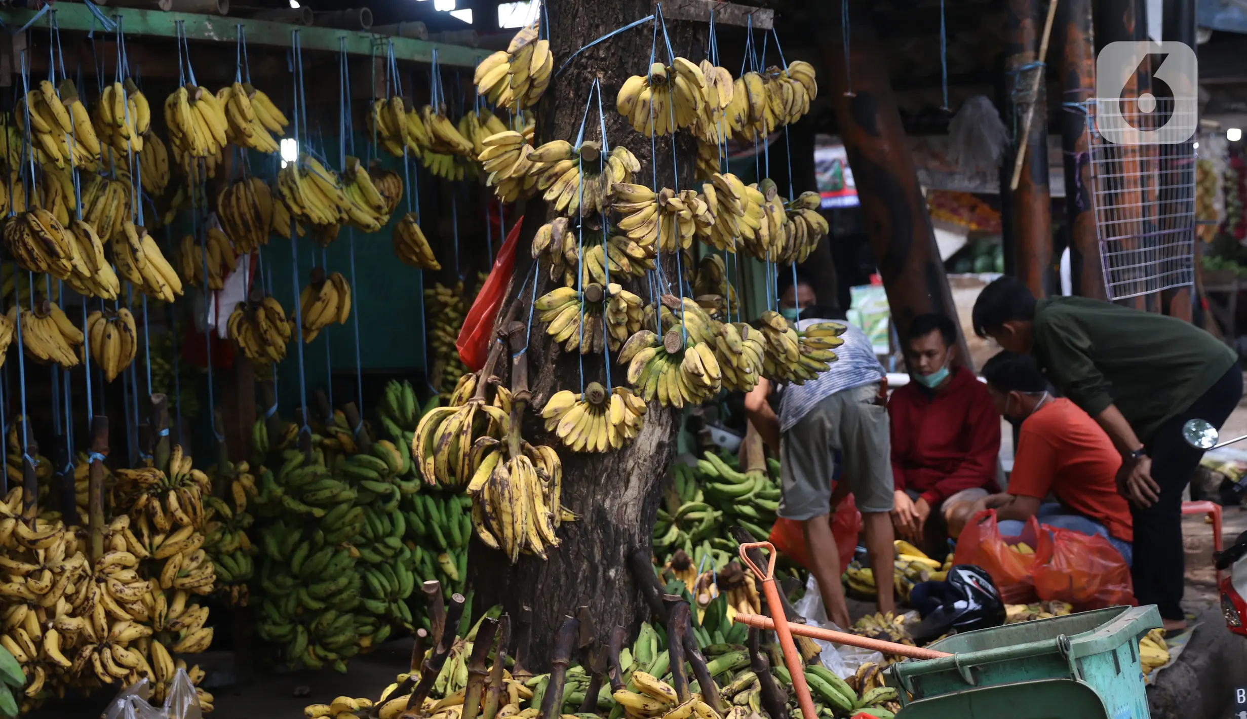 FOTO: Terdampak Pandemi, Penjualan Pisang di Pasar Tradisional Lesu ...