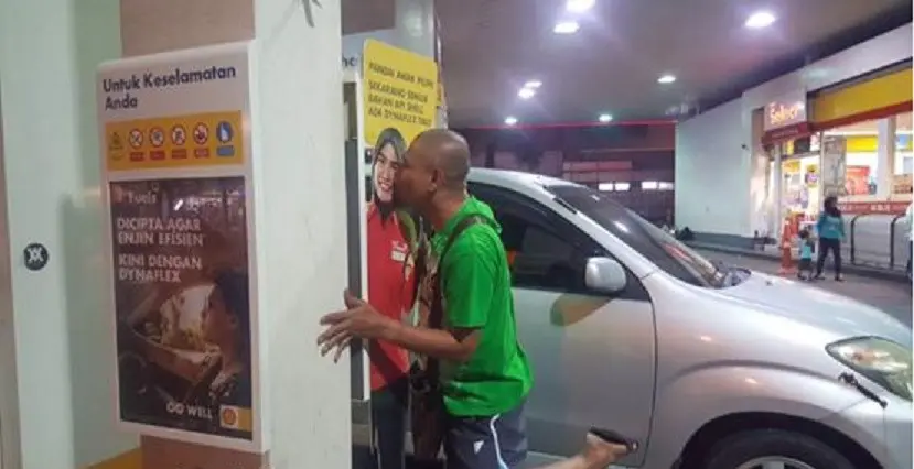 Viral, Iklan Pom Bensin Shell di Malaysia Jadi Sasaran Pelecehan ...
