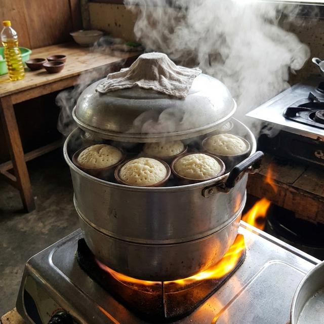 Trik Membuat Kue Apem Kukus Legit, Empuk dan Bersarang Sempurna