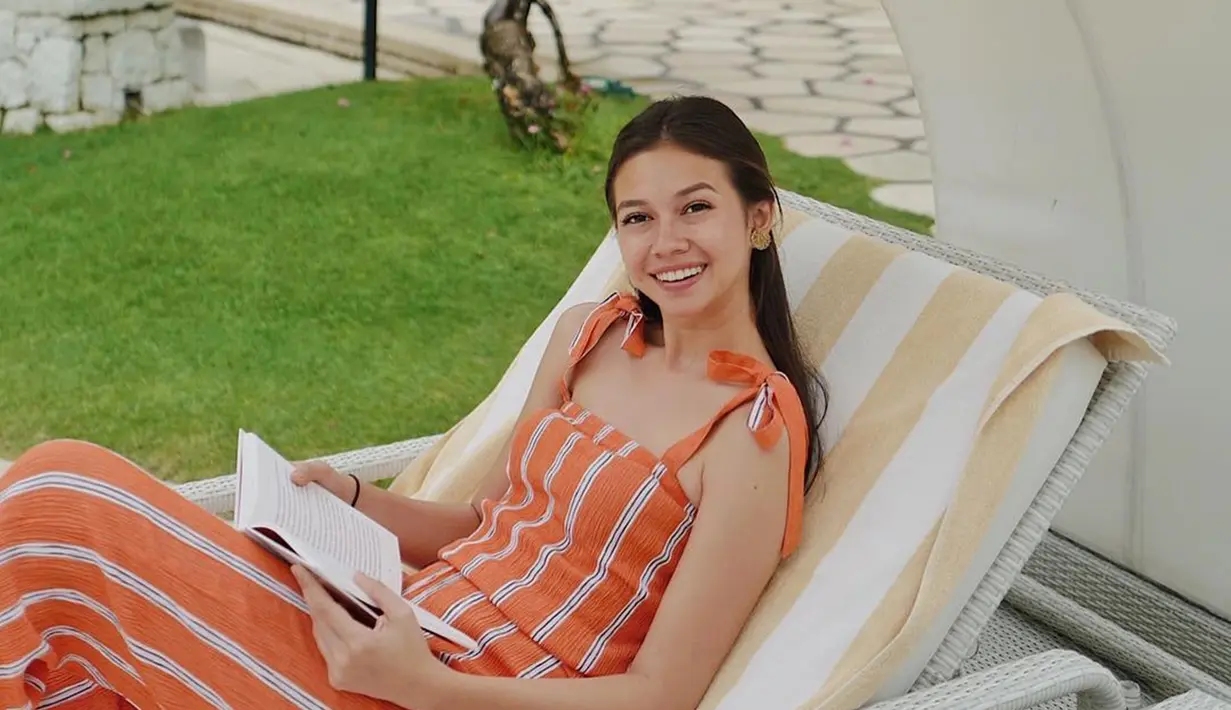 Potret Yuki Kato Baca Buku Ini Curi Perhatian, Aktivitas Saat Santai - Foto Liputan6.com