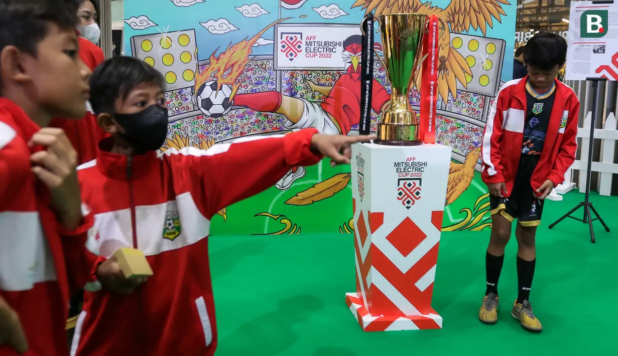 Foto: Mendarat di Indonesia, Ini Penampakan Trofi Piala AFF 2022 ...