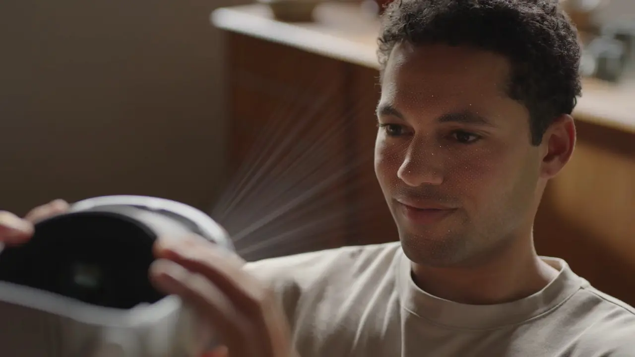 Menarik, Apple Vision Pro Bisa Bikin Avatar Mirip Wajah Asli untuk ...