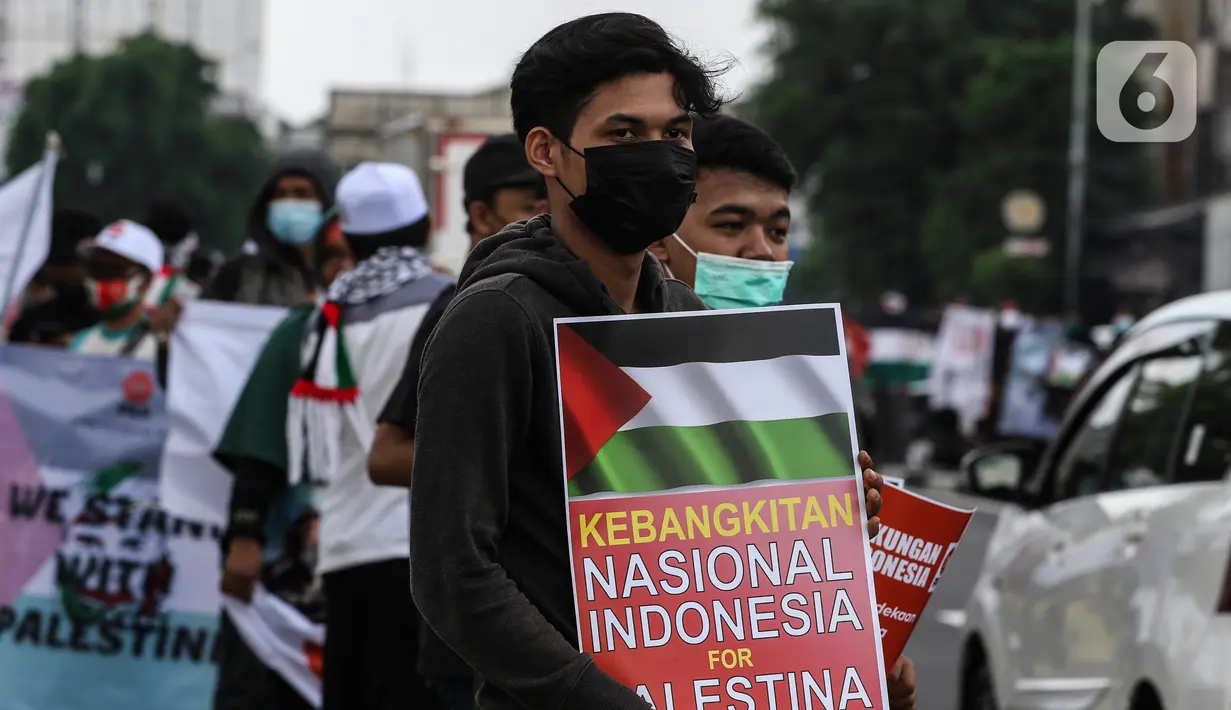 FOTO: Massa Gelar Aksi Solidaritas Palestina di Jalan Basuki Rahmat ...